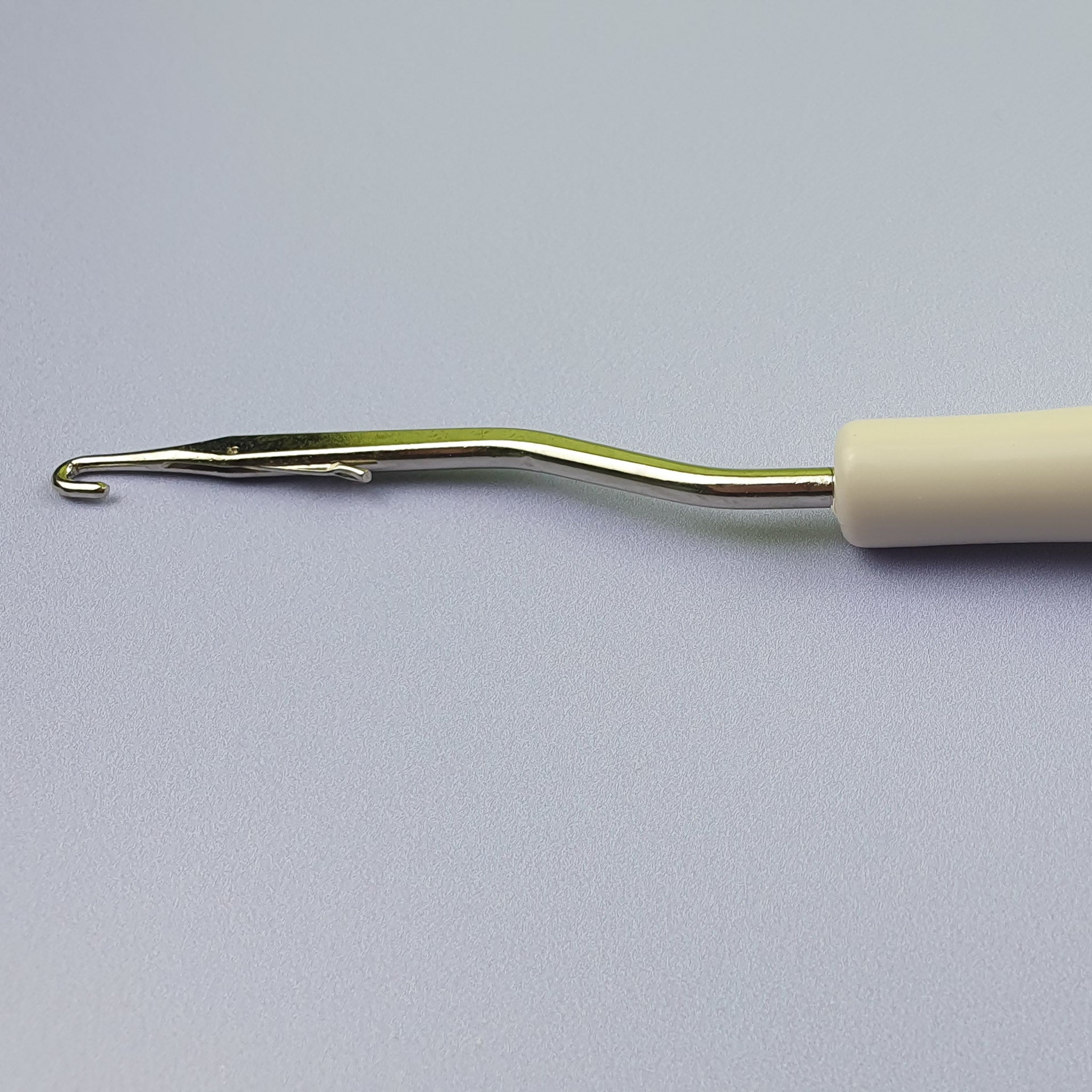 Hemline Latch Hook | White Angled Hook for 3 HPI Canvas | Tuftbox UK